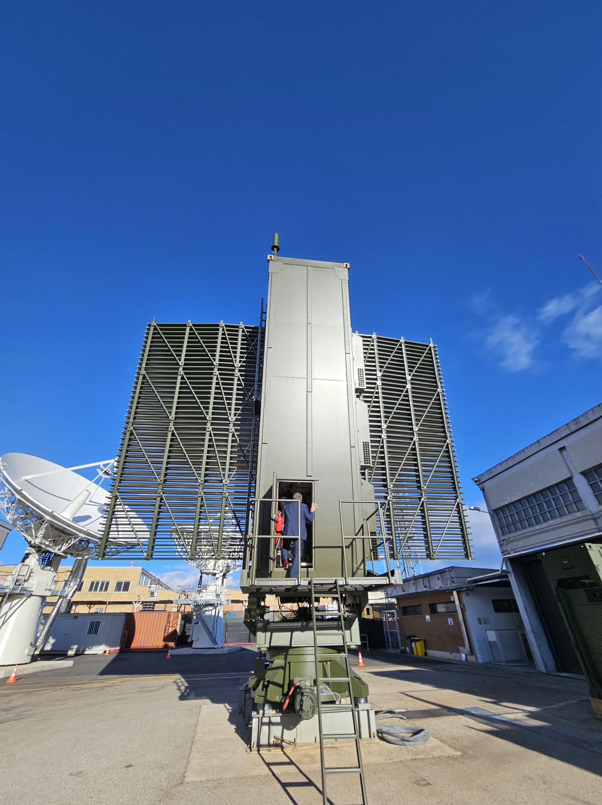 Indra va construire des radars aux émirats avec EDGE - MENADEFENSE